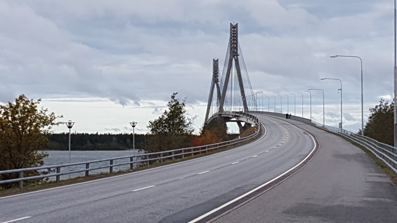 Blick auf die Replot Bridge – HINTERM HORIZONT