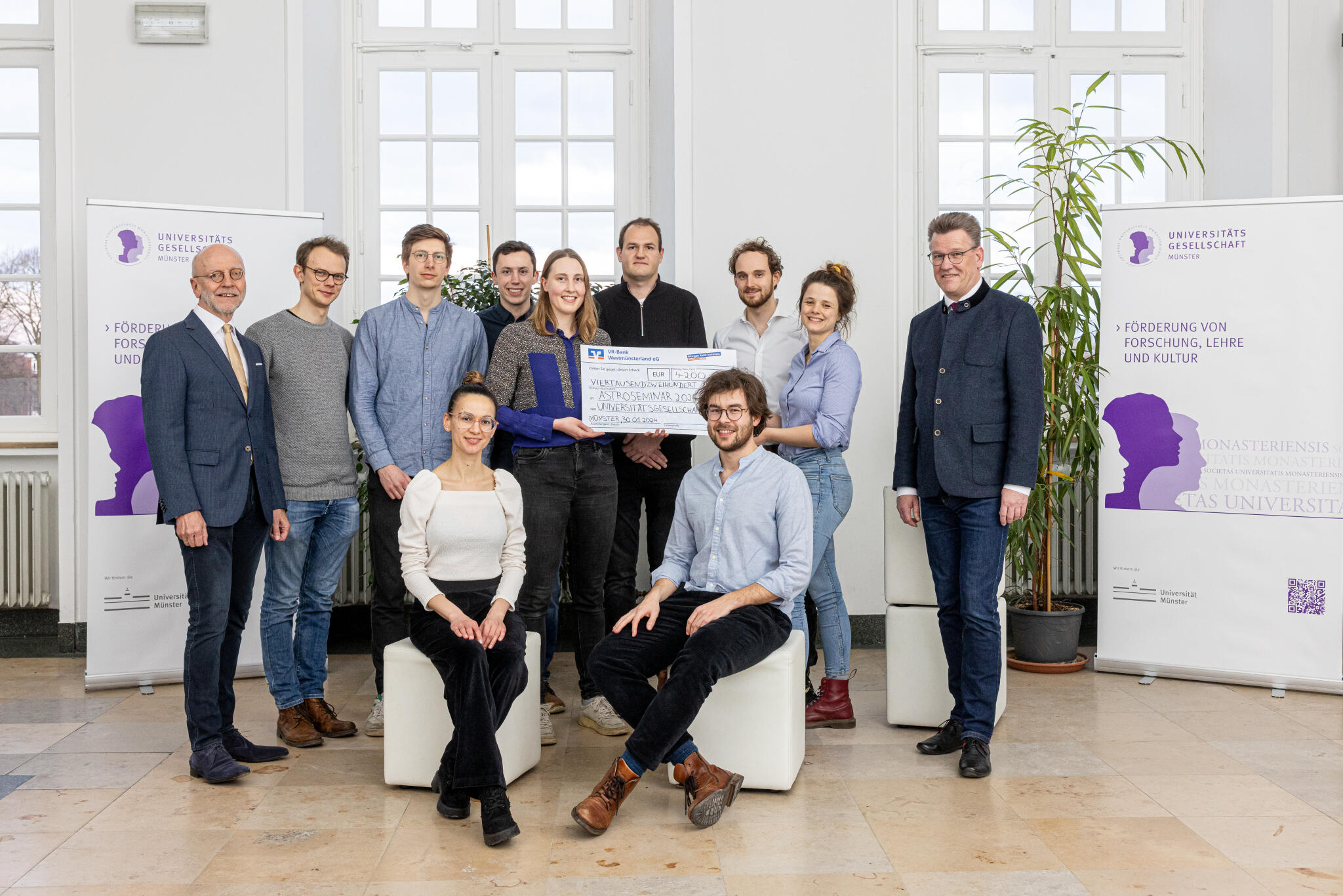 symbolische Scheckübergabe