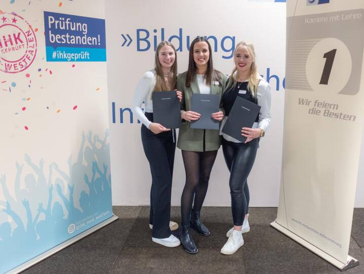 Das IfPol gratuliert: Nele Reimer unter den besten Auszubildenden