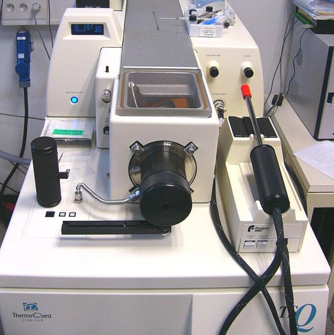 Ausstattung, Massenspektrometrie, Organisch-Chemisches Institut der ...