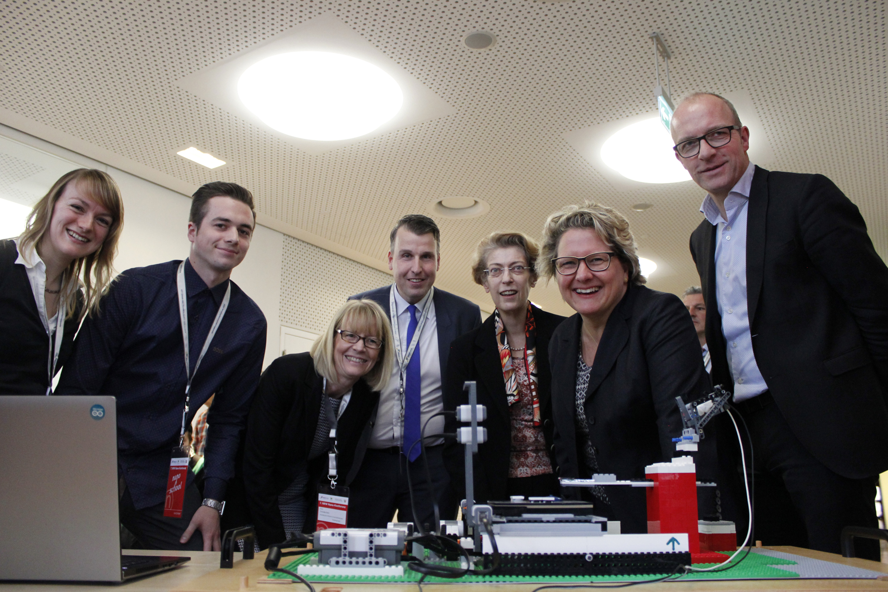 Jugendliche besuchen "MExLab Physik" bei Nano-Konferenz